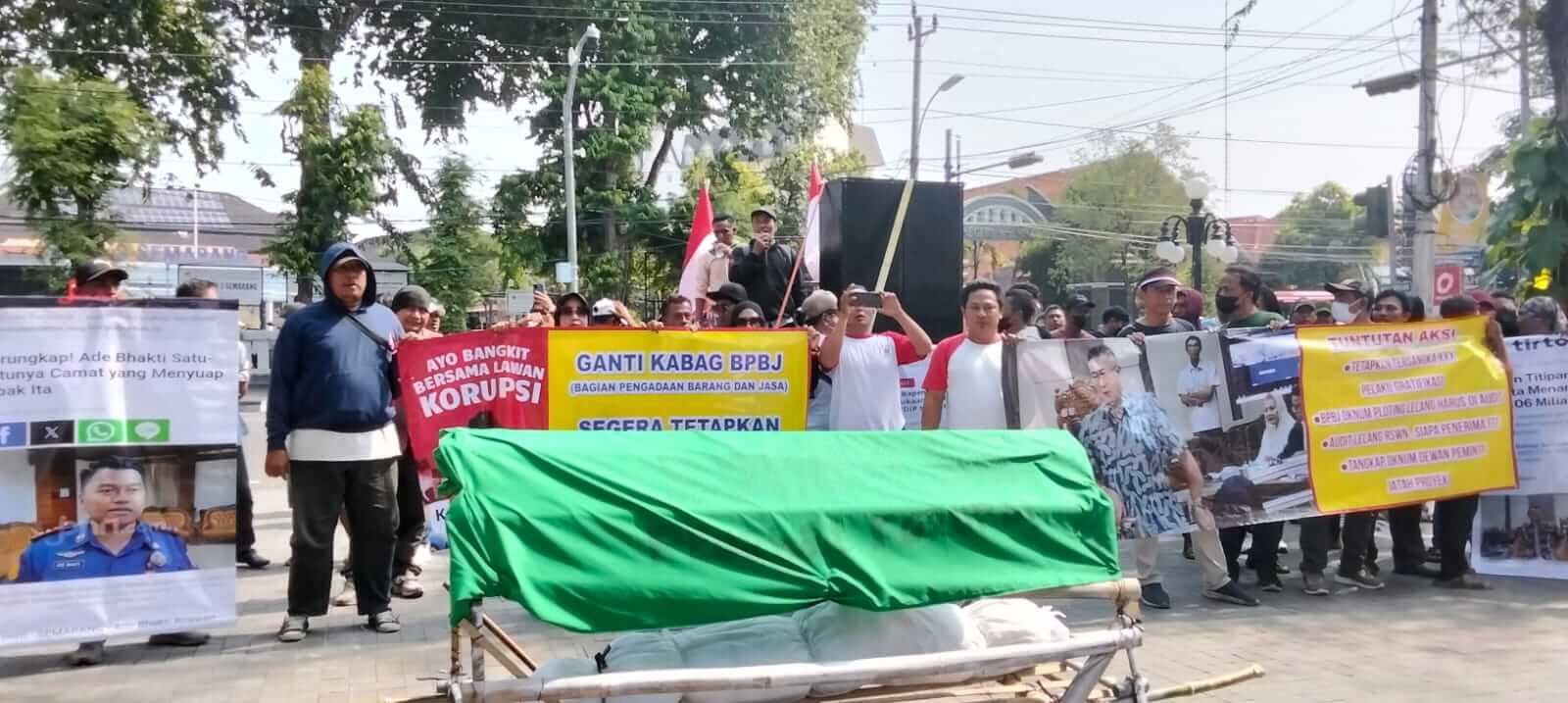 KGAK Gelar Demo di Balai Kota Semarang, Tuntut Sanksi bagi Oknum ASN ...
