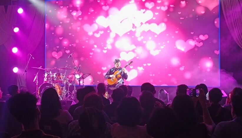 Petikan Gitar Jubing Kristianto Hipnotis Penonton Konser Amal untuk ...
